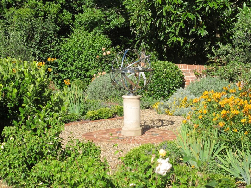 How To Read A Garden Sundial - David Harber US